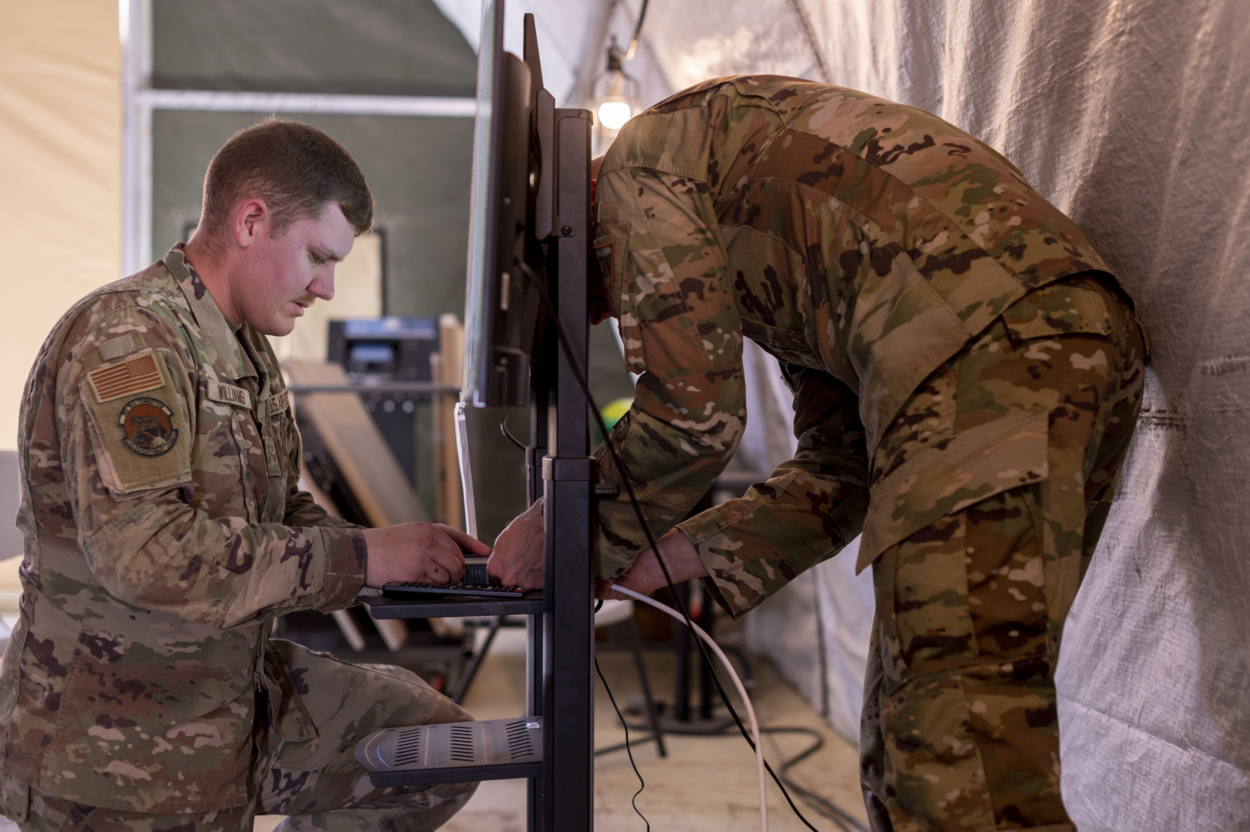 Chief meets 332nd ECES and ECS Airmen > U.S. Air Forces Central > News