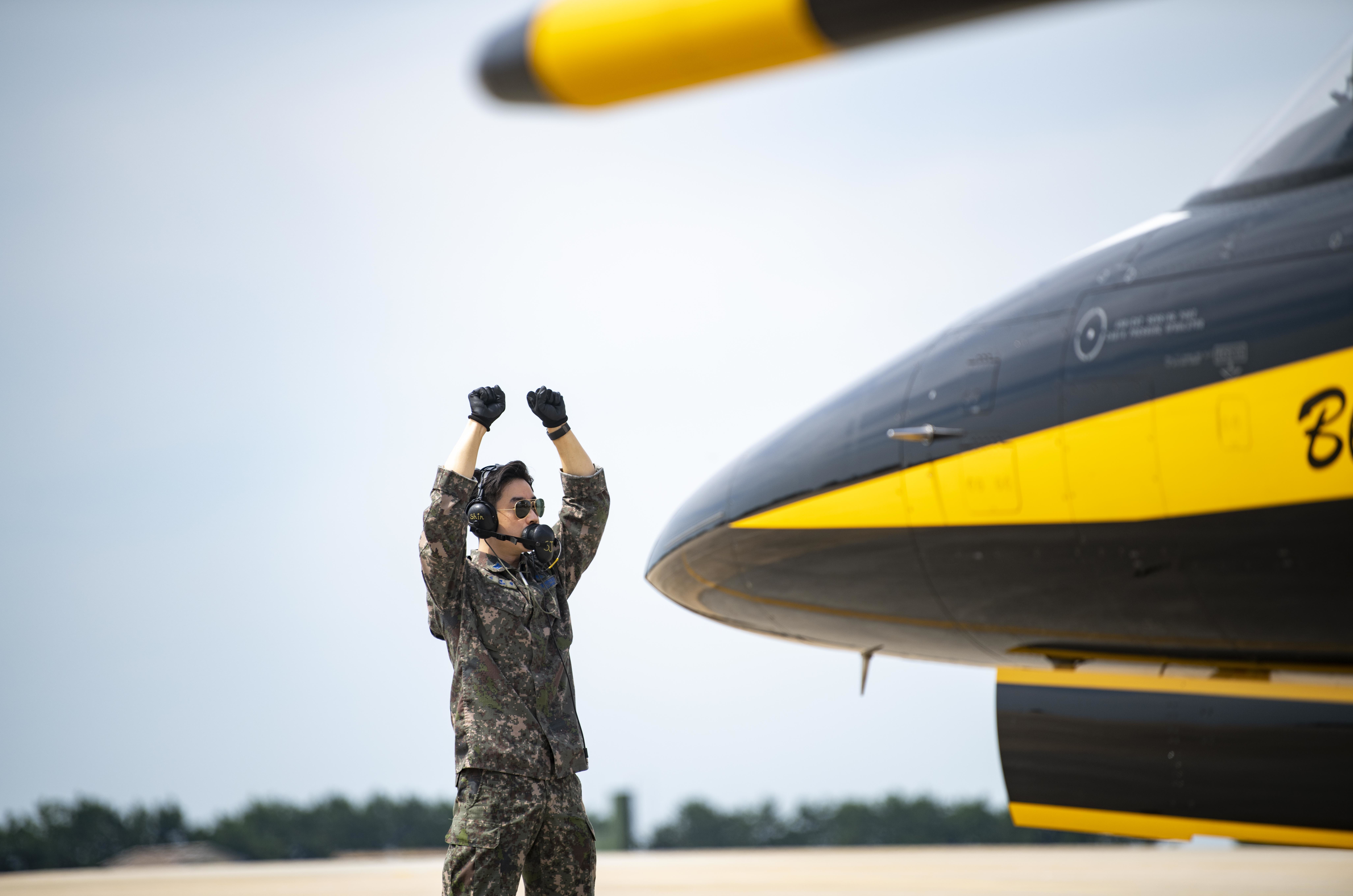 Up-Up and Away: ROKAF Black Eagles Blare Through Kunsan Skies > Kunsan ...