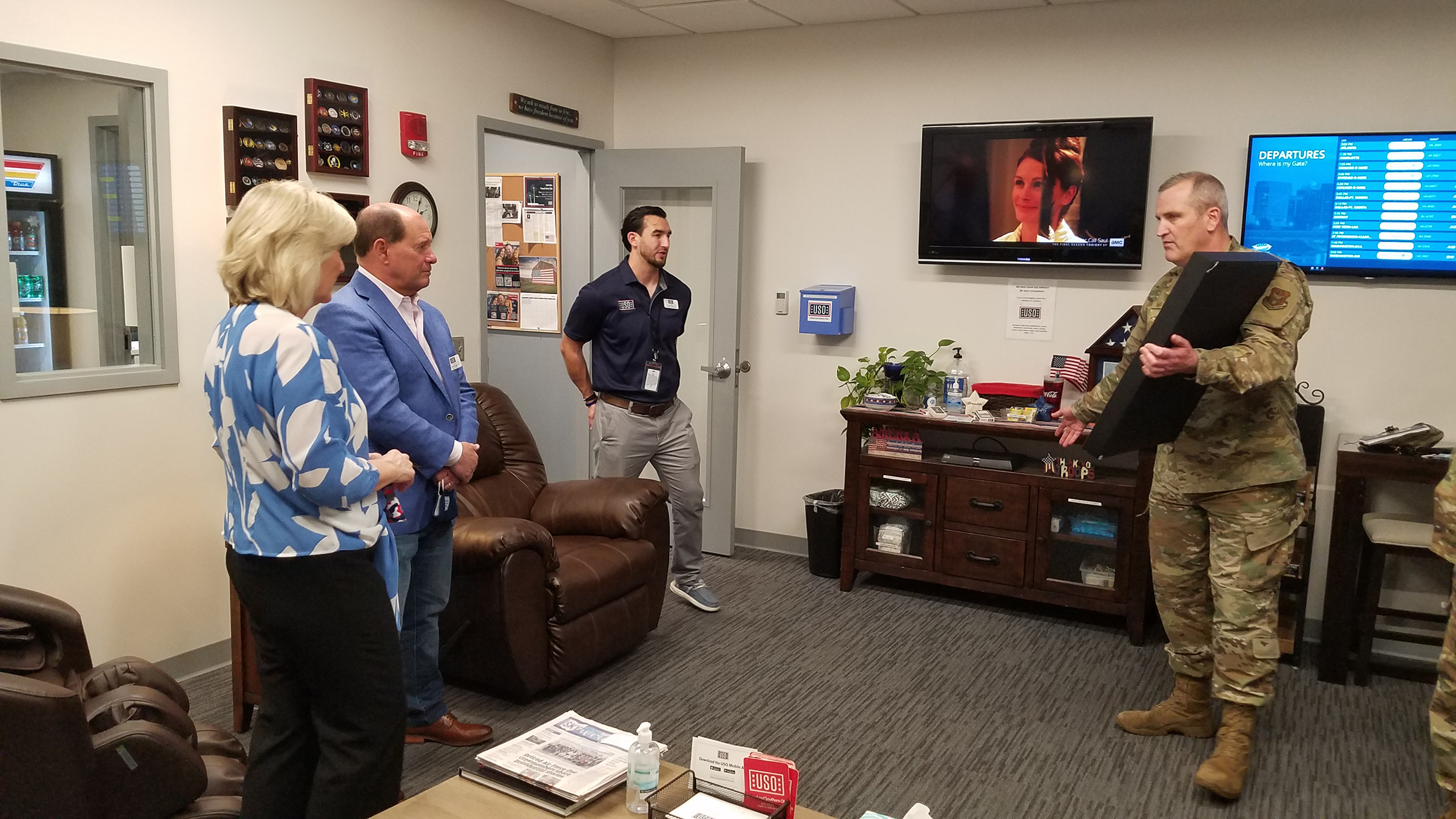 655 ISR Wing commander honors USO Ohio with small token > 445th Airlift ...