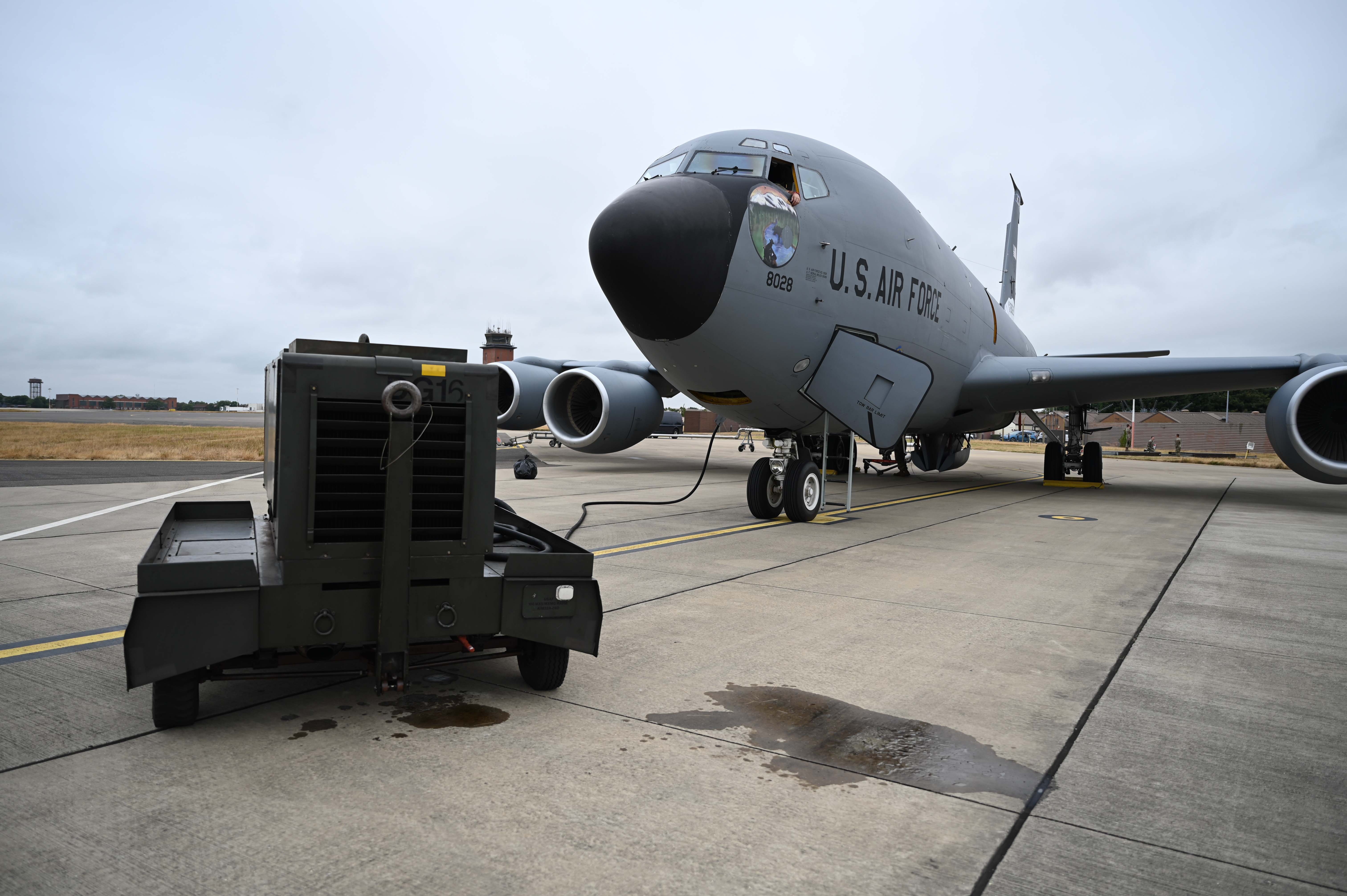 POL conducts pantograph refueling > Royal Air Force Mildenhall > RAF ...