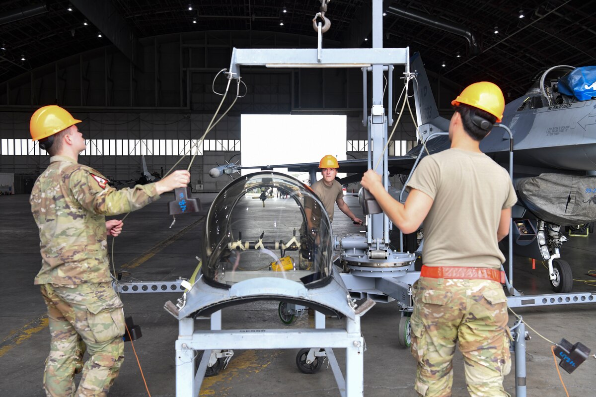 Wolf Pack Airmen replace canopy during RED FLAG-Alaska 22-3 > Kunsan ...