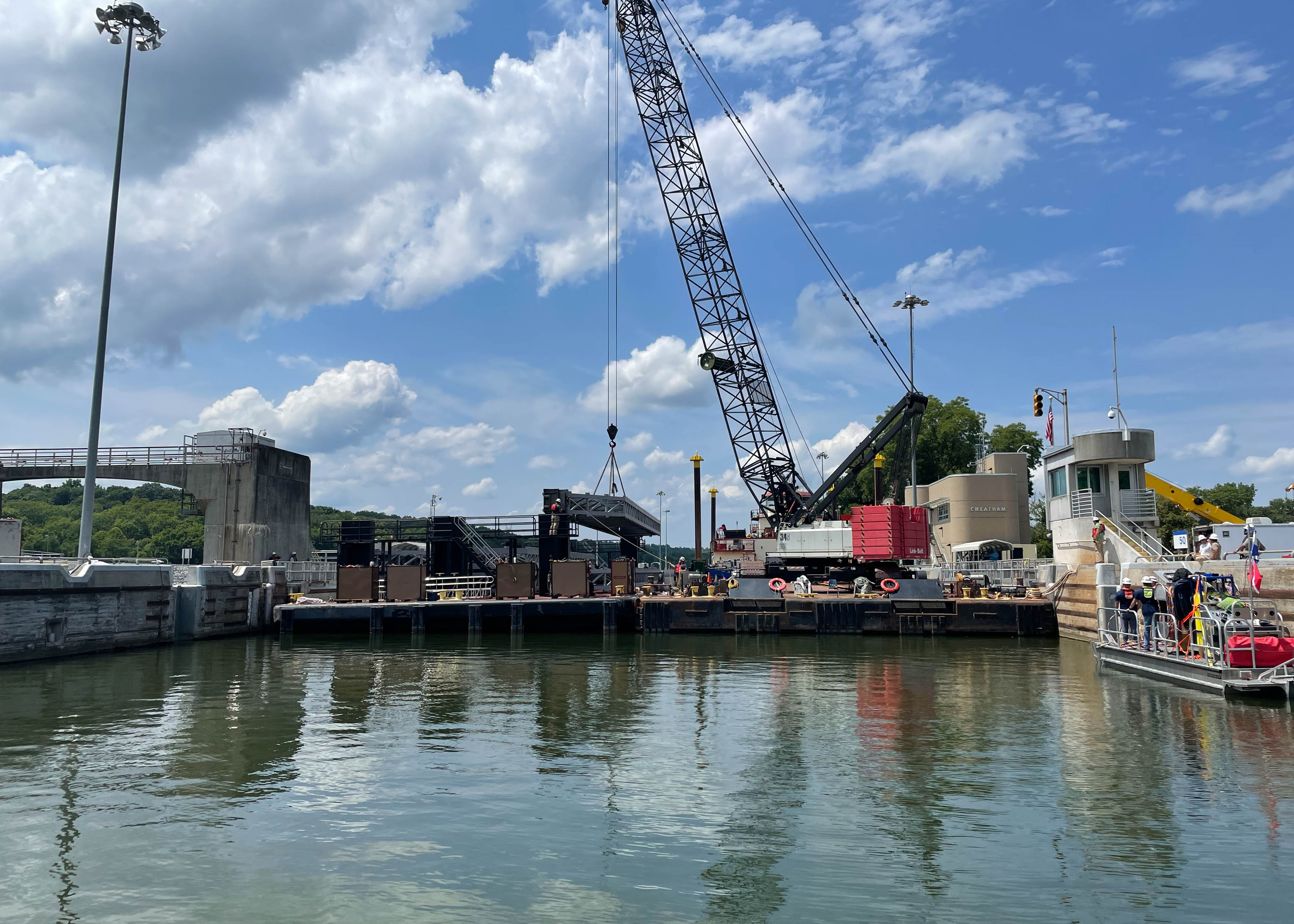 Cheatham Lock undergoes stop log seal maintenance > Great Lakes and ...