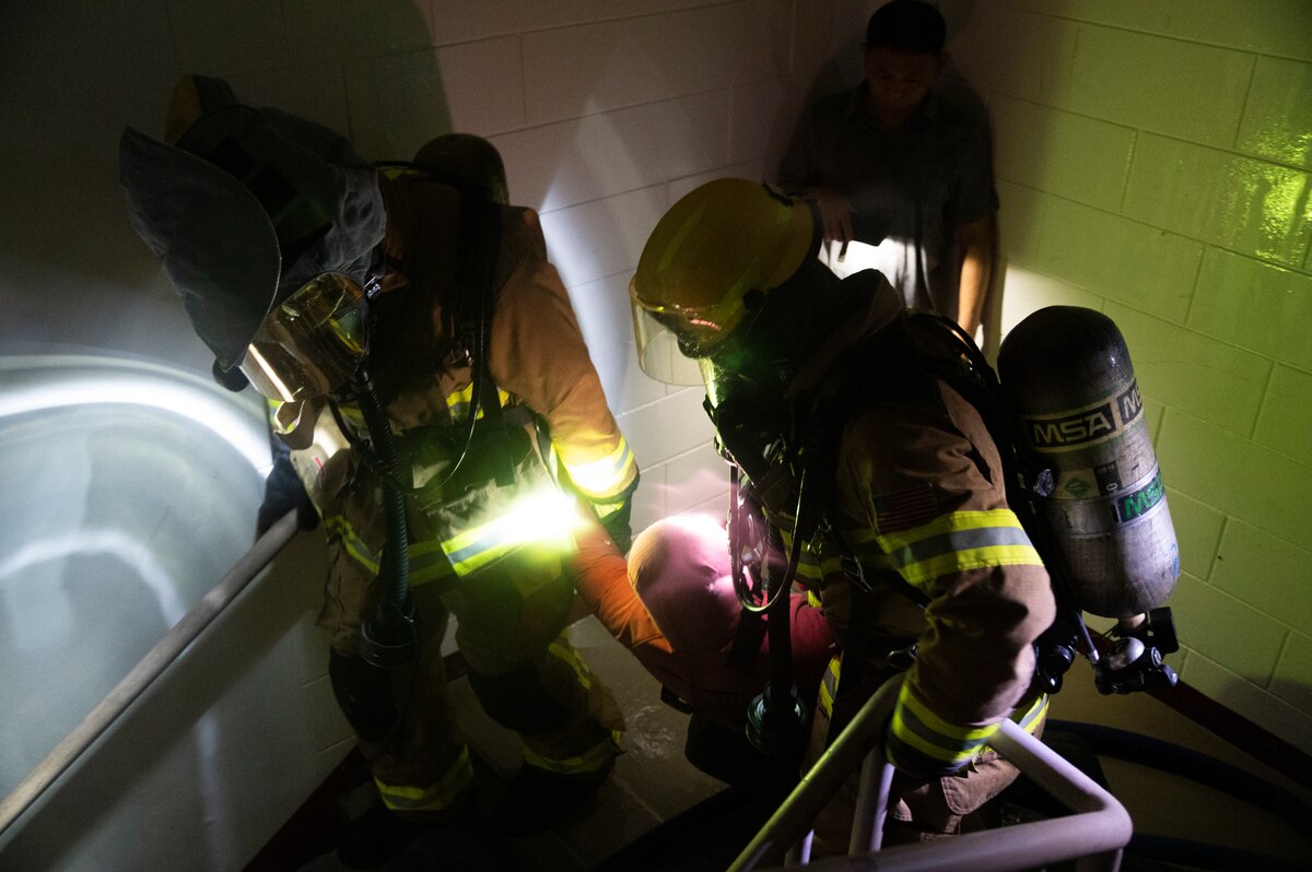 Firefighters conduct rescue training > Osan Air Base > Article Display