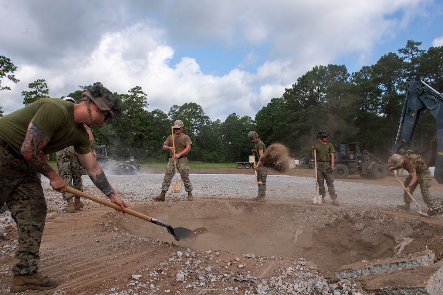 Navy and Marine Corps Team Conduct Expeditionary Rapid Airfield Damage ...