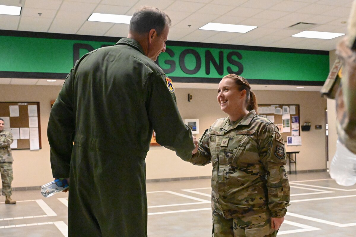 18th AF commander visits LRAFB > Little Rock Air Force Base > Article ...