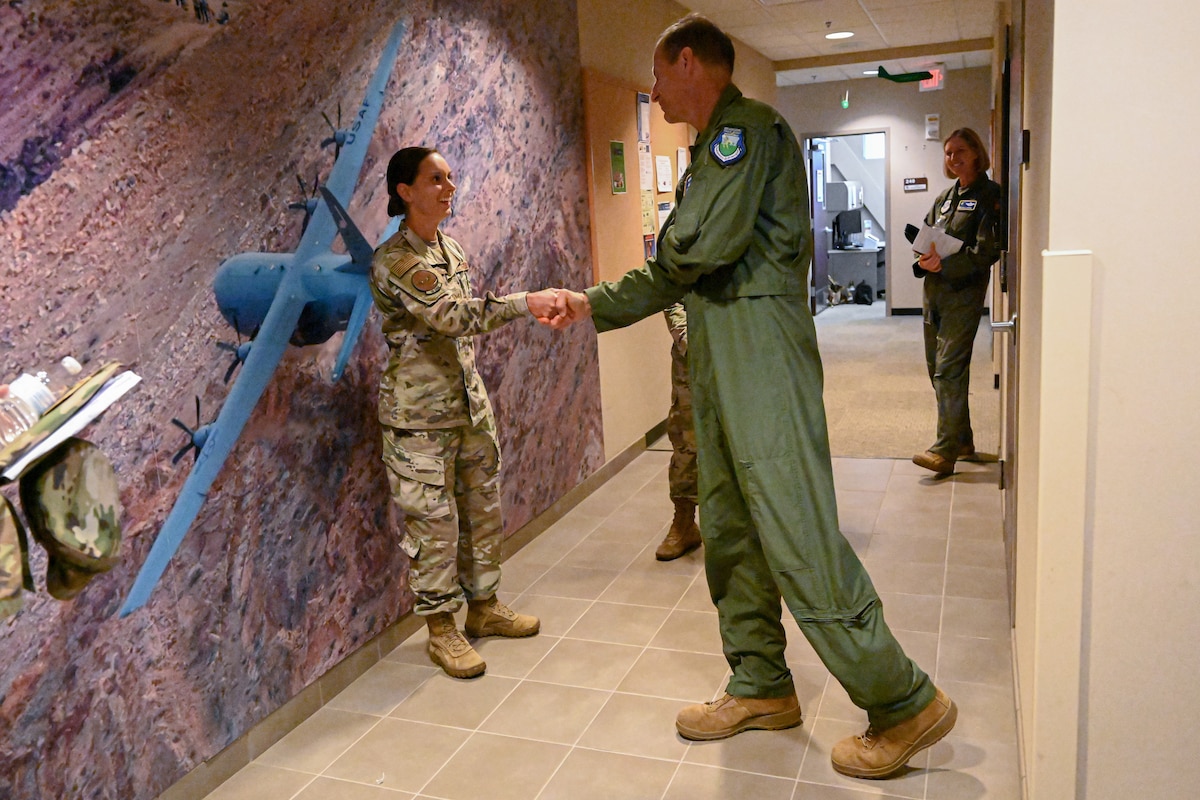 18th AF commander visits LRAFB > Little Rock Air Force Base > Article ...
