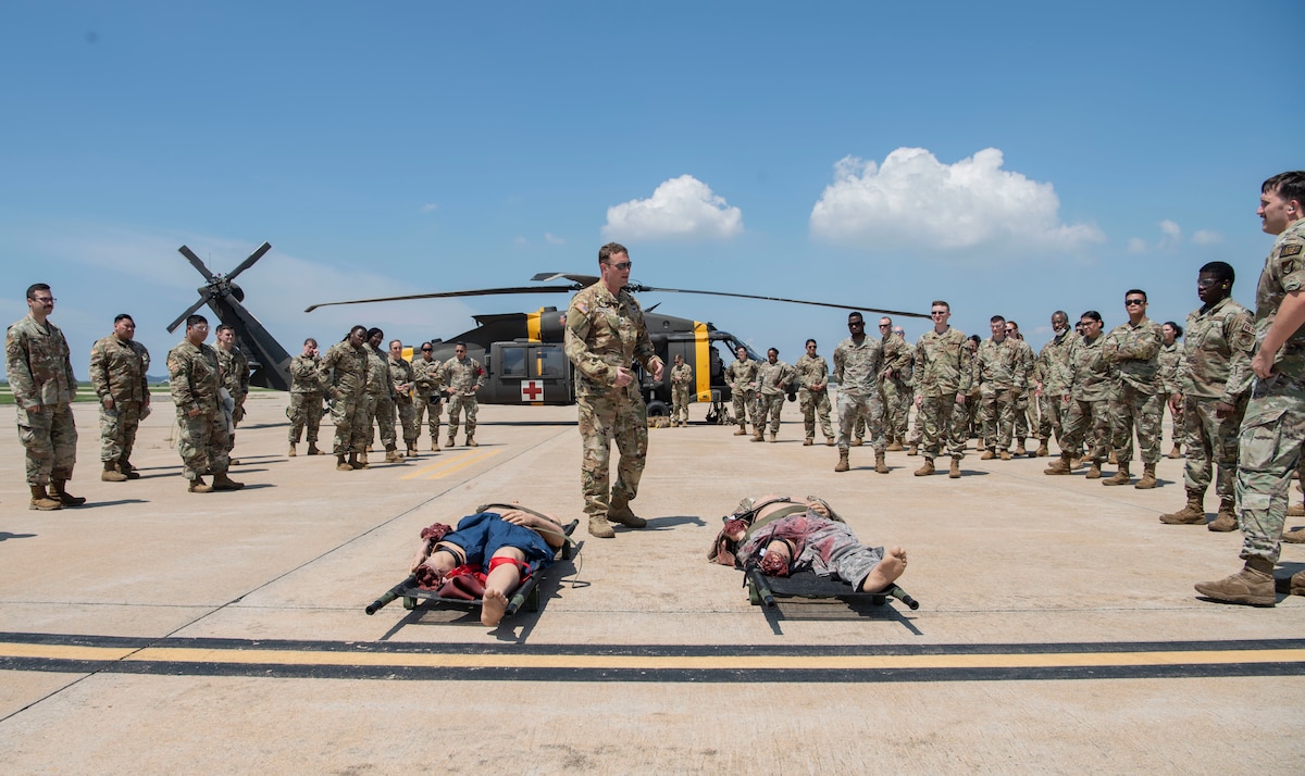 8th Medical Group, U.S. Army complete litter carry training > 505th ...