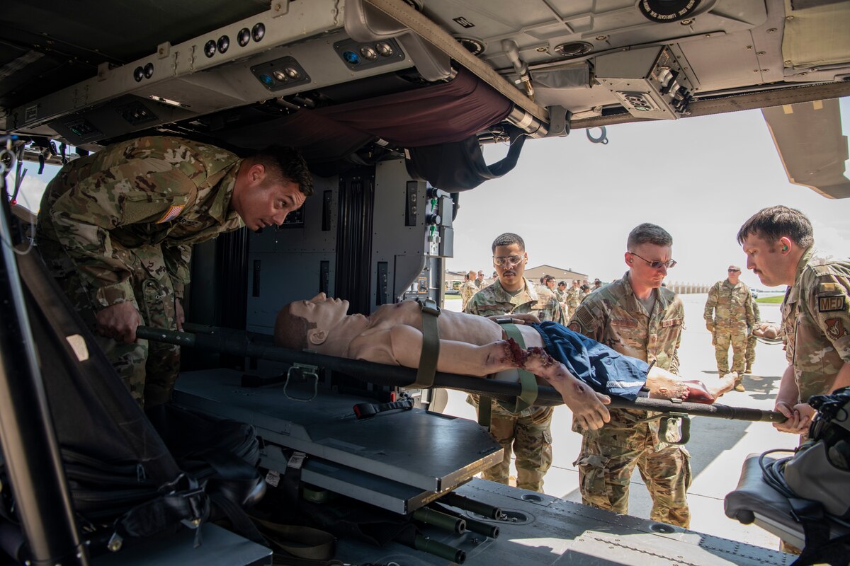 8th Medical Group, U.S. Army complete litter carry training > Kunsan ...