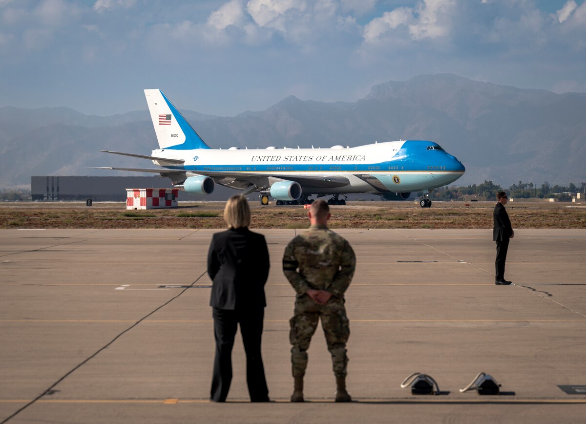 POTUS lands at Luke AFB > Luke Air Force Base > Article Display