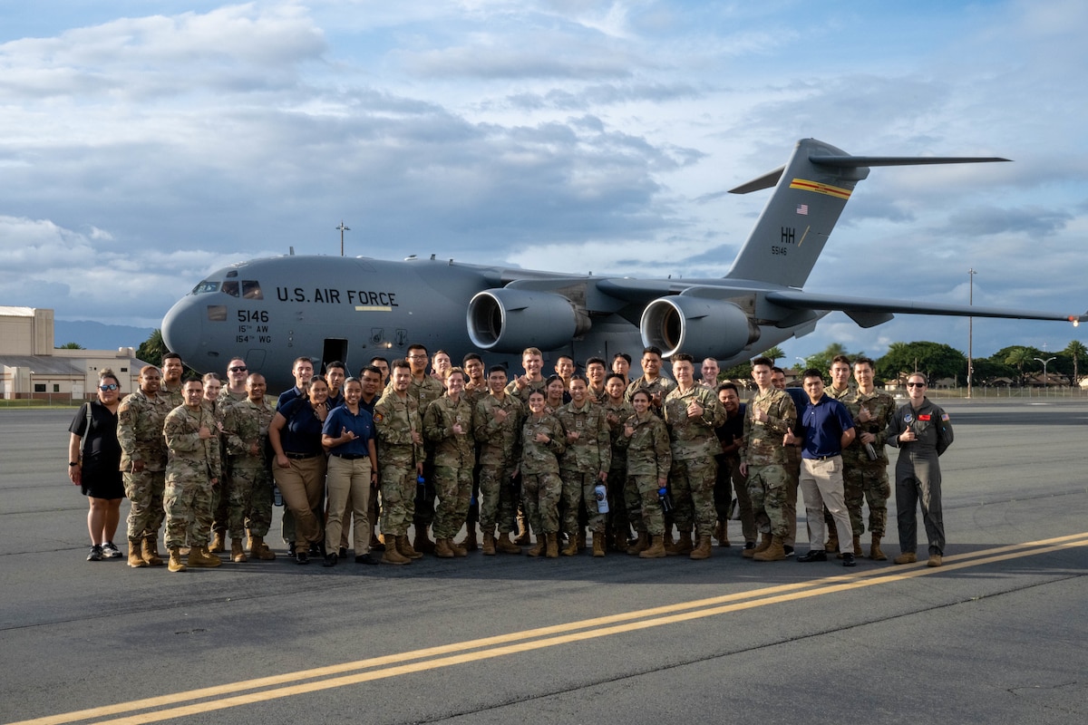 University of Hawaii Manoa AFROTC orientation flight > 15th Wing ...