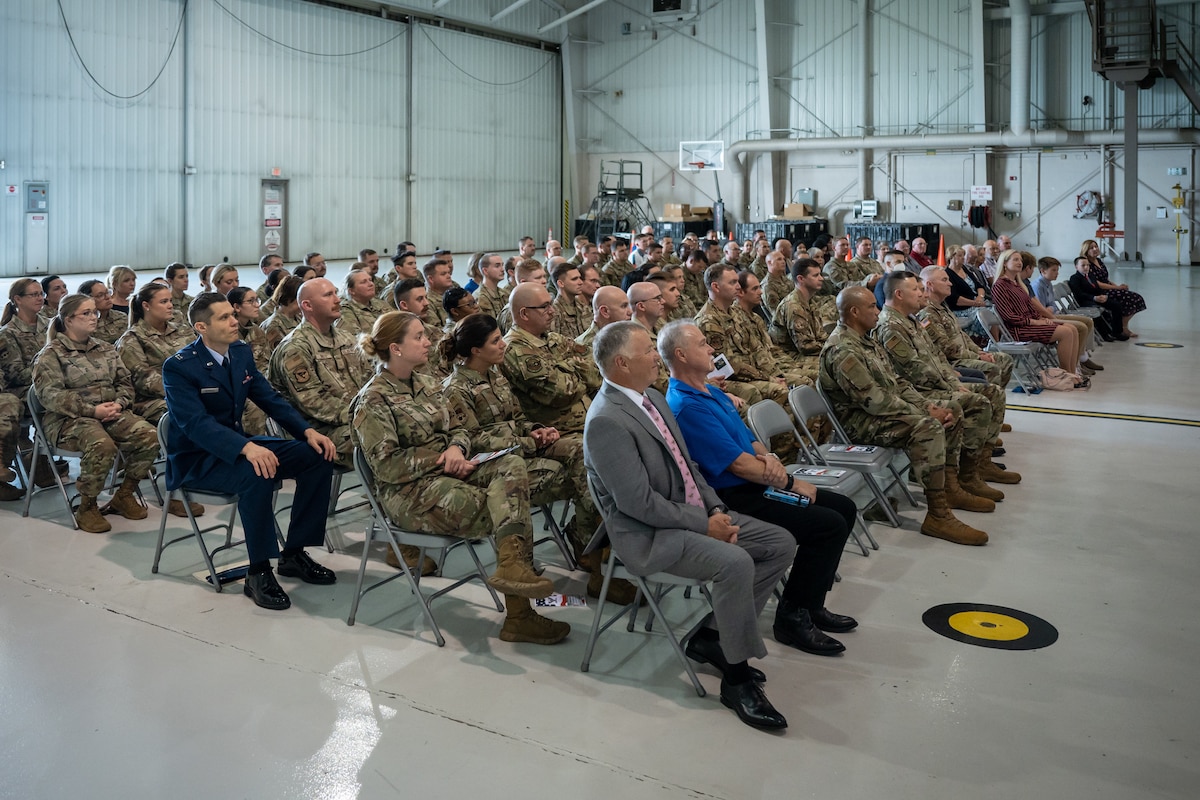Cooper draws 3-decade career to a close as commander of 123rd Medical ...