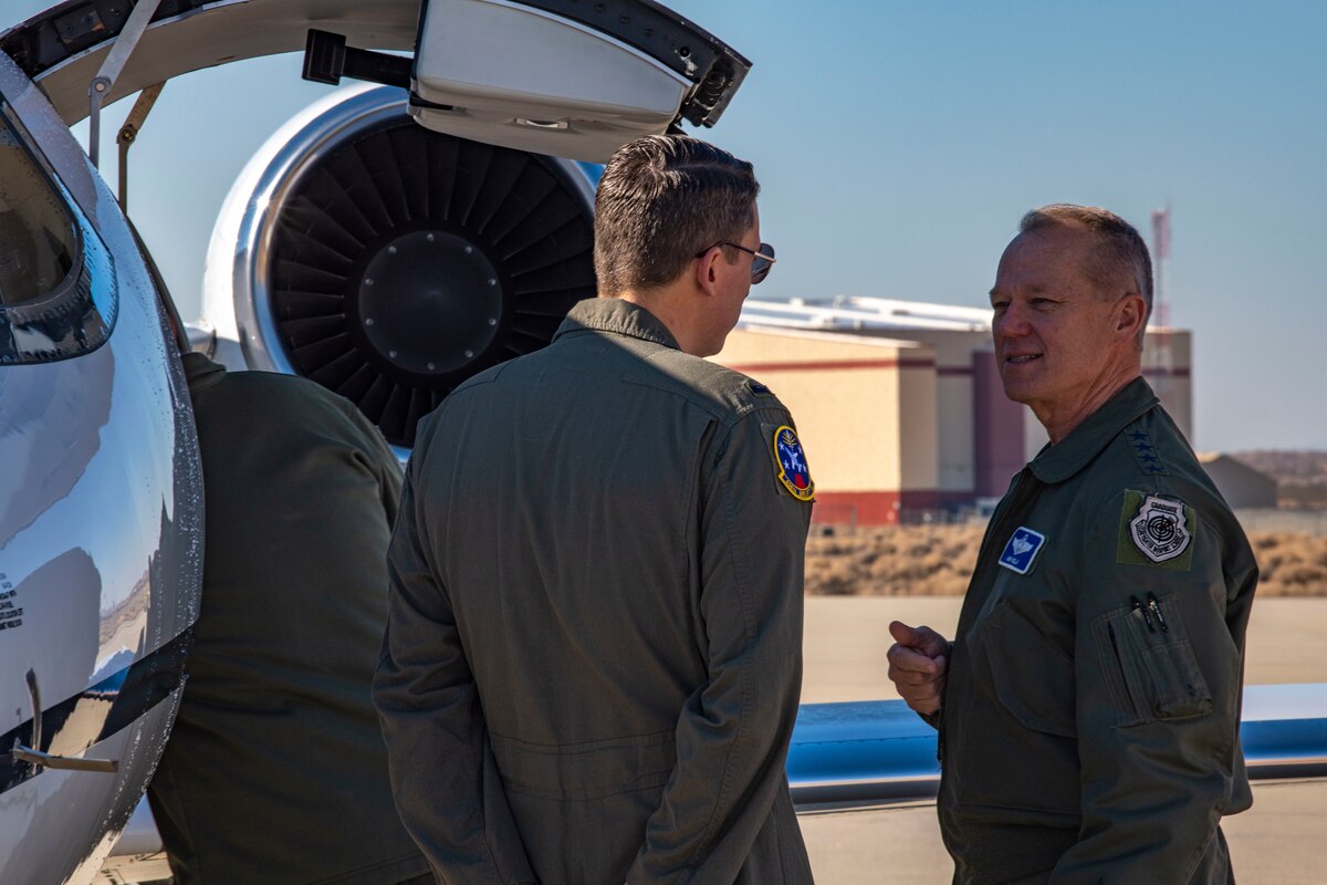 General Mark Kelly visits TES > Air Force Test Center > Article Display