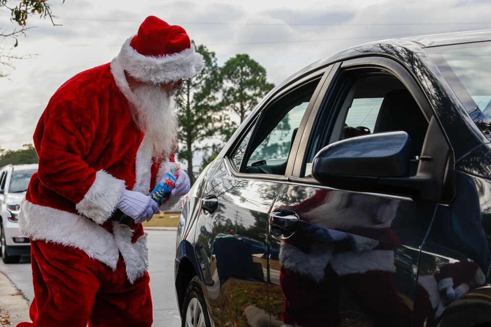 AMCC Hosts Home for the Holidays Drive-Thru > Marine Corps Air Station ...