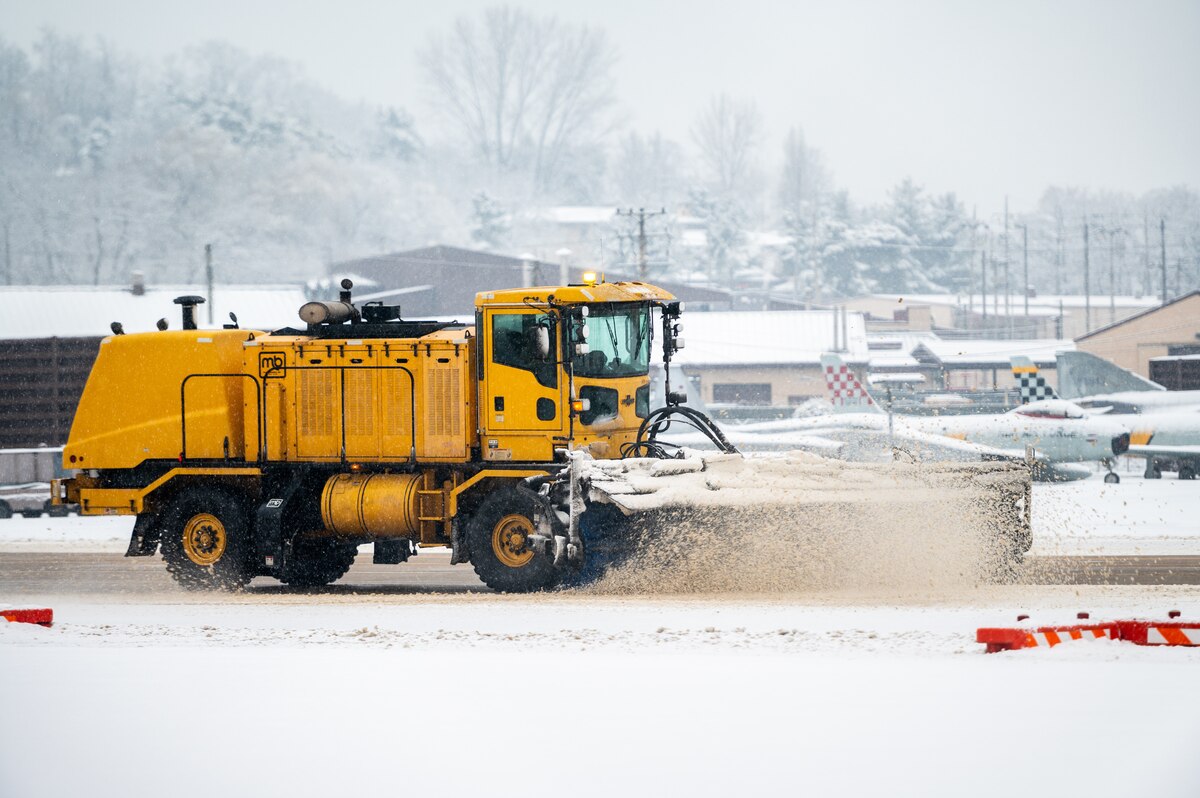 51st CES clears snow from flightline > Osan Air Base > Article Display