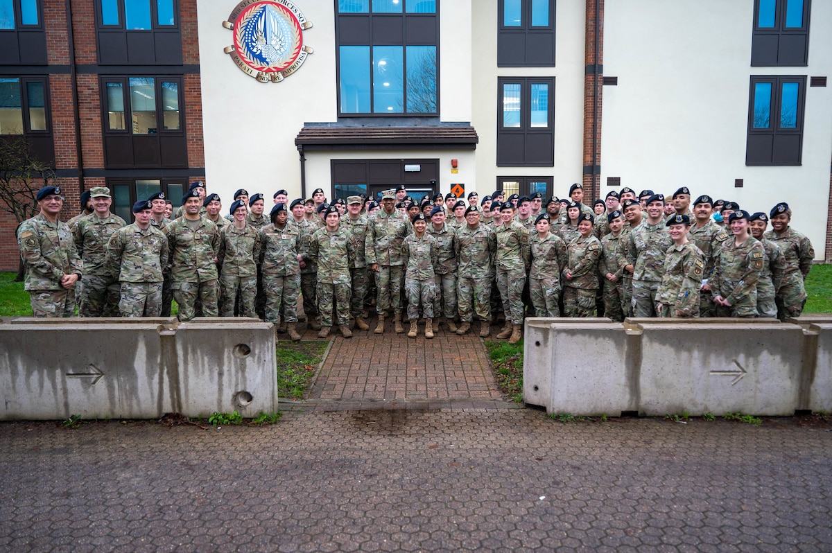 CSAF visits RAF Lakenheath during holidays > Air Force > Article Display