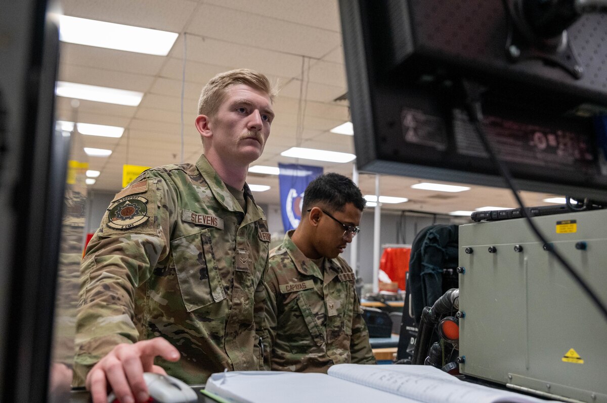 Well maintained: A look into 4CMS avionics backshop > Seymour Johnson ...