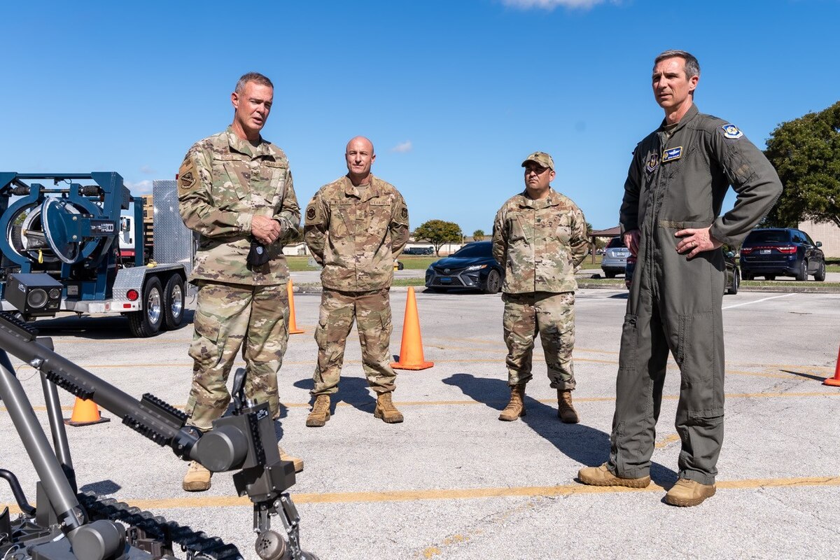 10th Air Force commander visits ‘Makos’ > Air Force Reserve Command ...