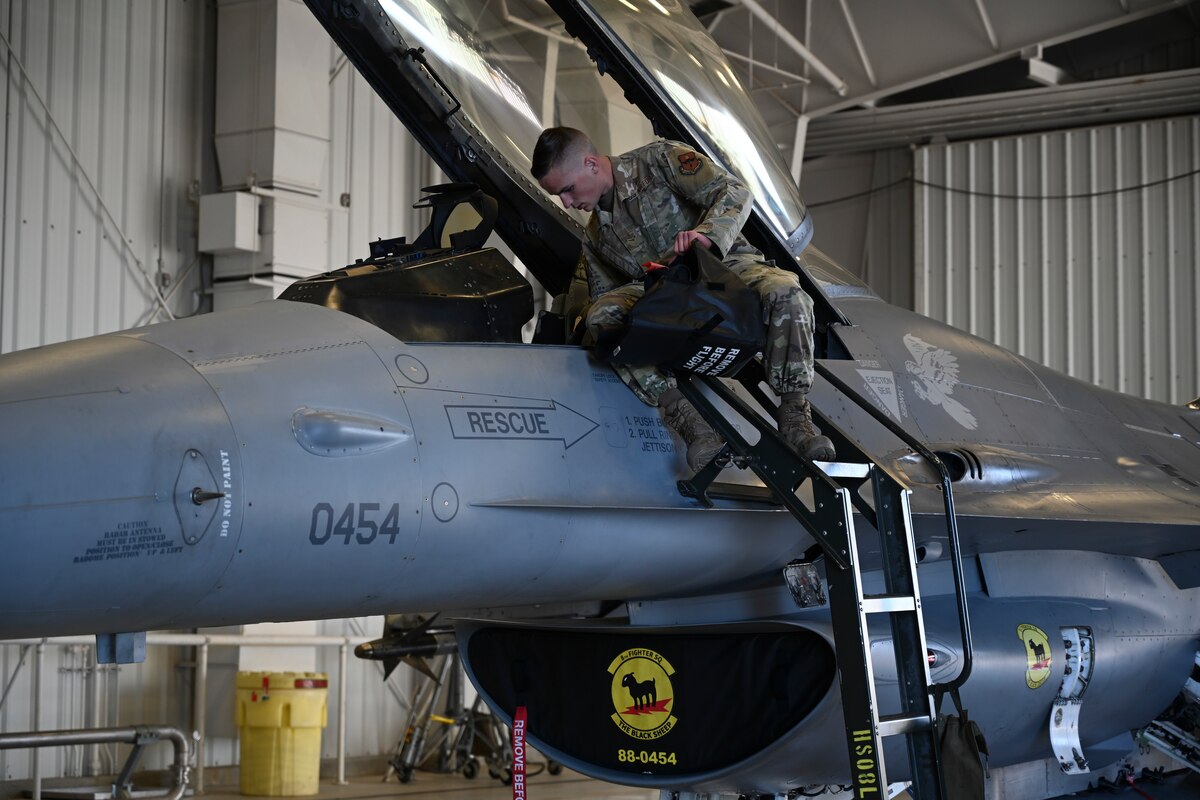 8th Aircraft Maintenance Unit launches 100th sortie > Air Education and ...