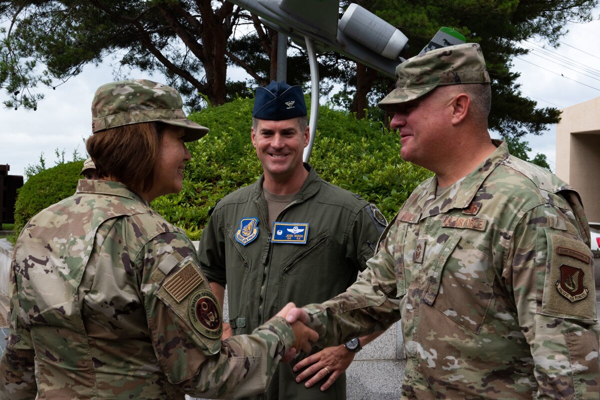 CMSAF visits Osan AB > Osan Air Base > Article Display