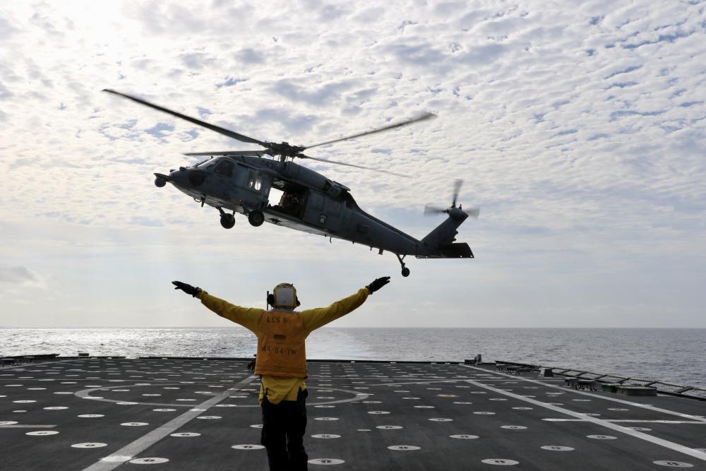 USS Jackson conducts vertrep in Phil Sea