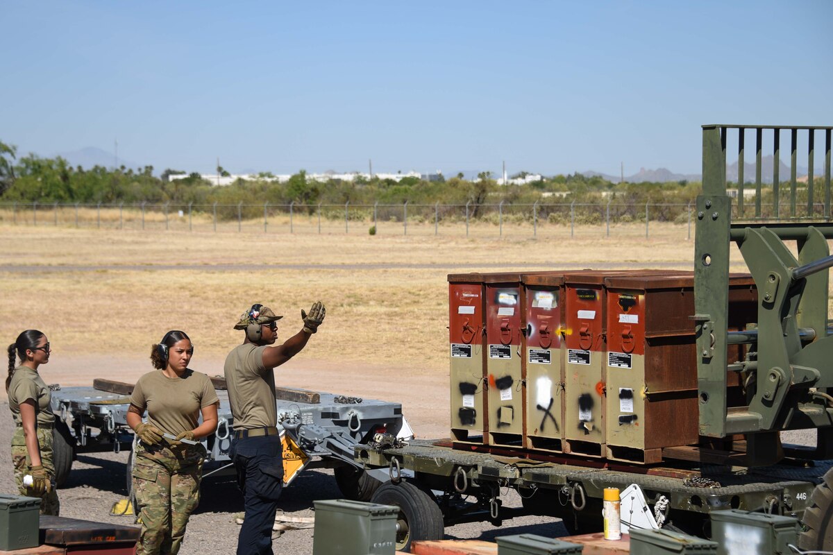 Behind the boom; 355th MUNS > Davis-Monthan Air Force Base > Article View