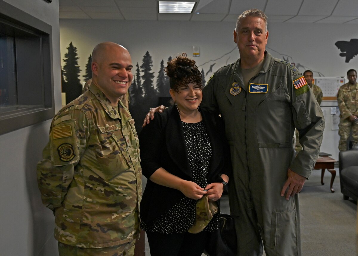 AMC leadership sees firsthand America’s Airlift Wing capes > Air ...