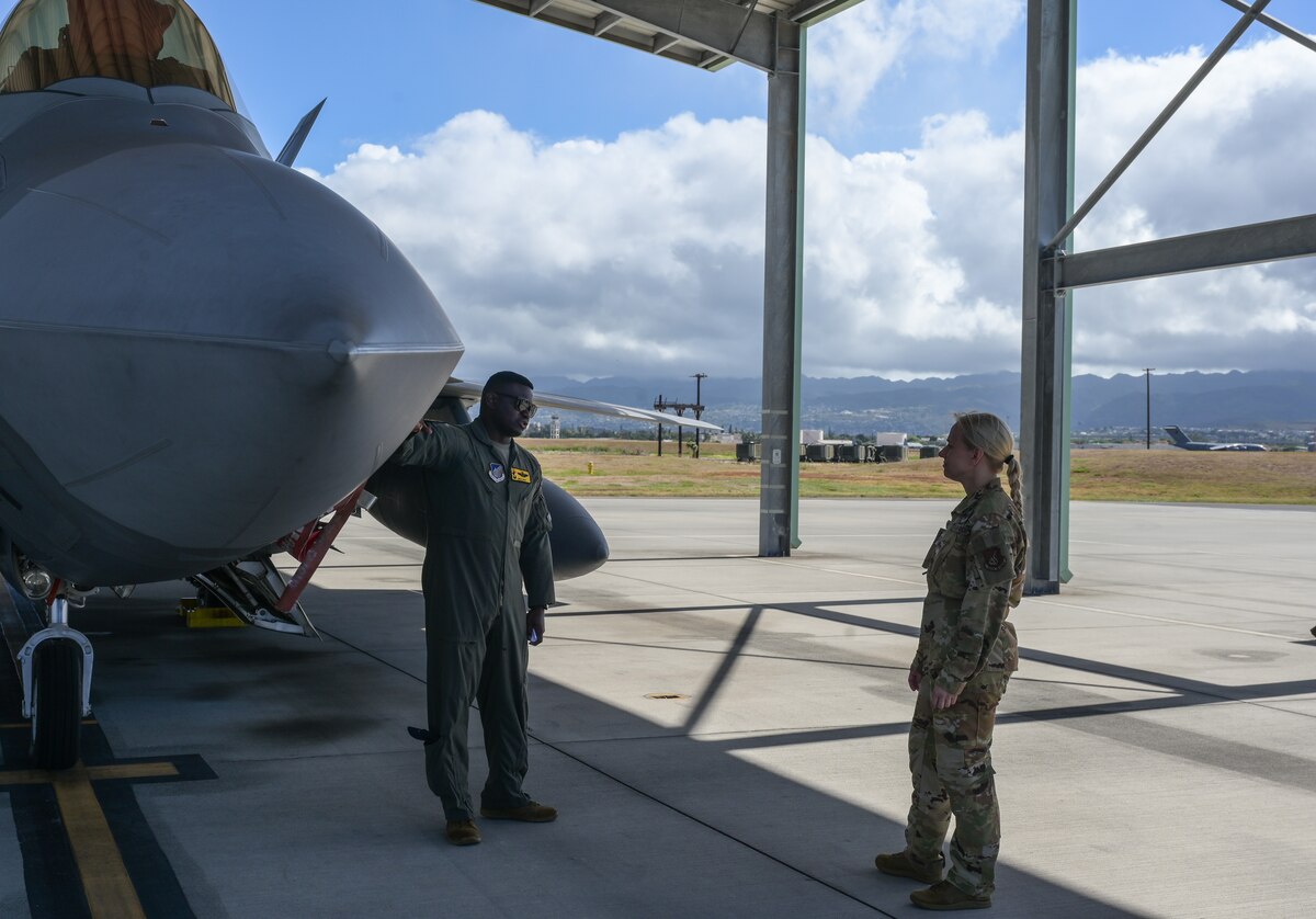 15th OG welcomes new wing commander > 15th Wing > Article Display
