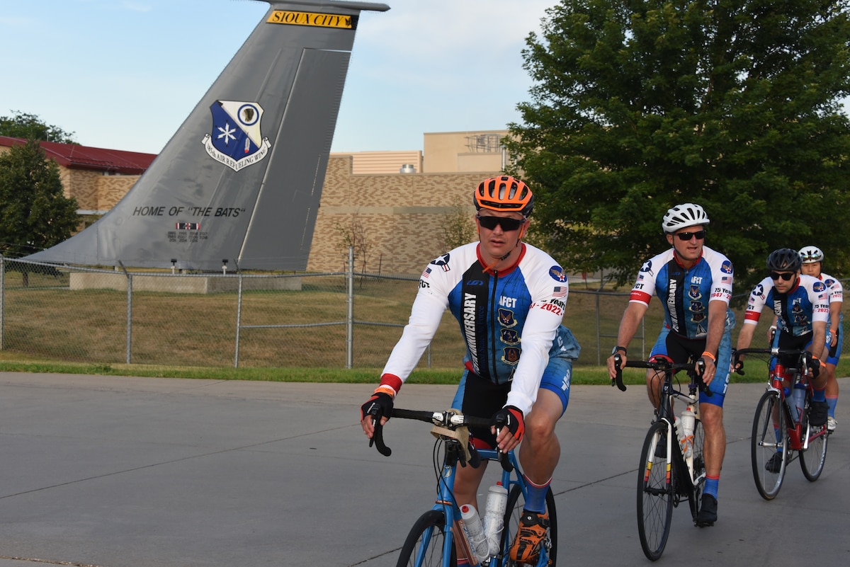 Air Force Cycling Team rides in RAGBRAI > Air National Guard > Article ...