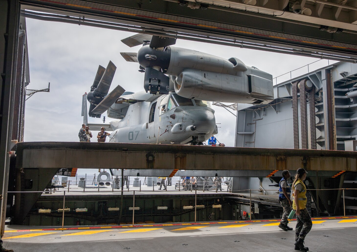 HMAS Canberra Stows an Osprey for The First Time at Sea > United States ...