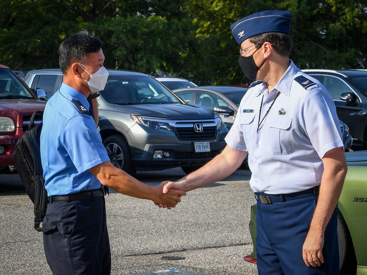 Republic of Korea JCS J2/Targets visits 363d ISR Wing > Sixteenth Air ...