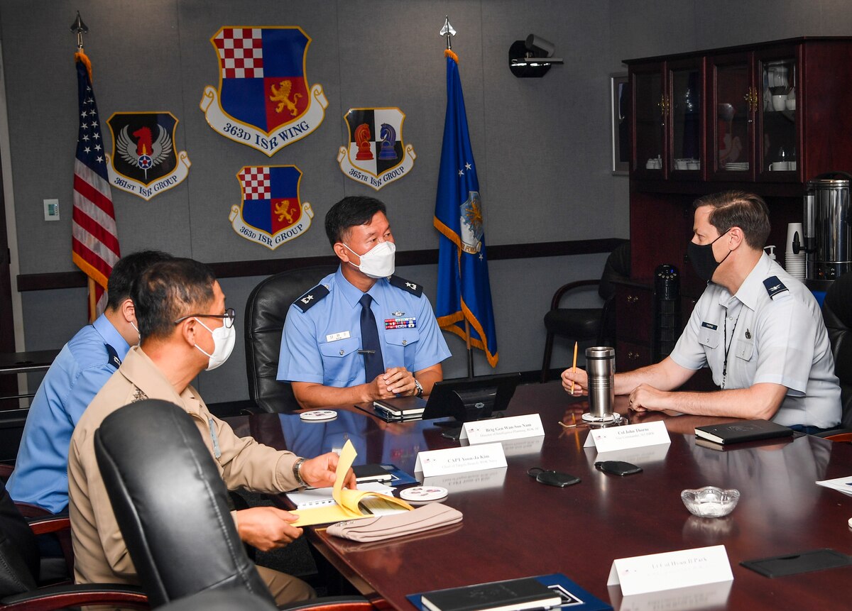 Republic of Korea JCS J2/Targets visits 363d ISR Wing > Sixteenth Air ...
