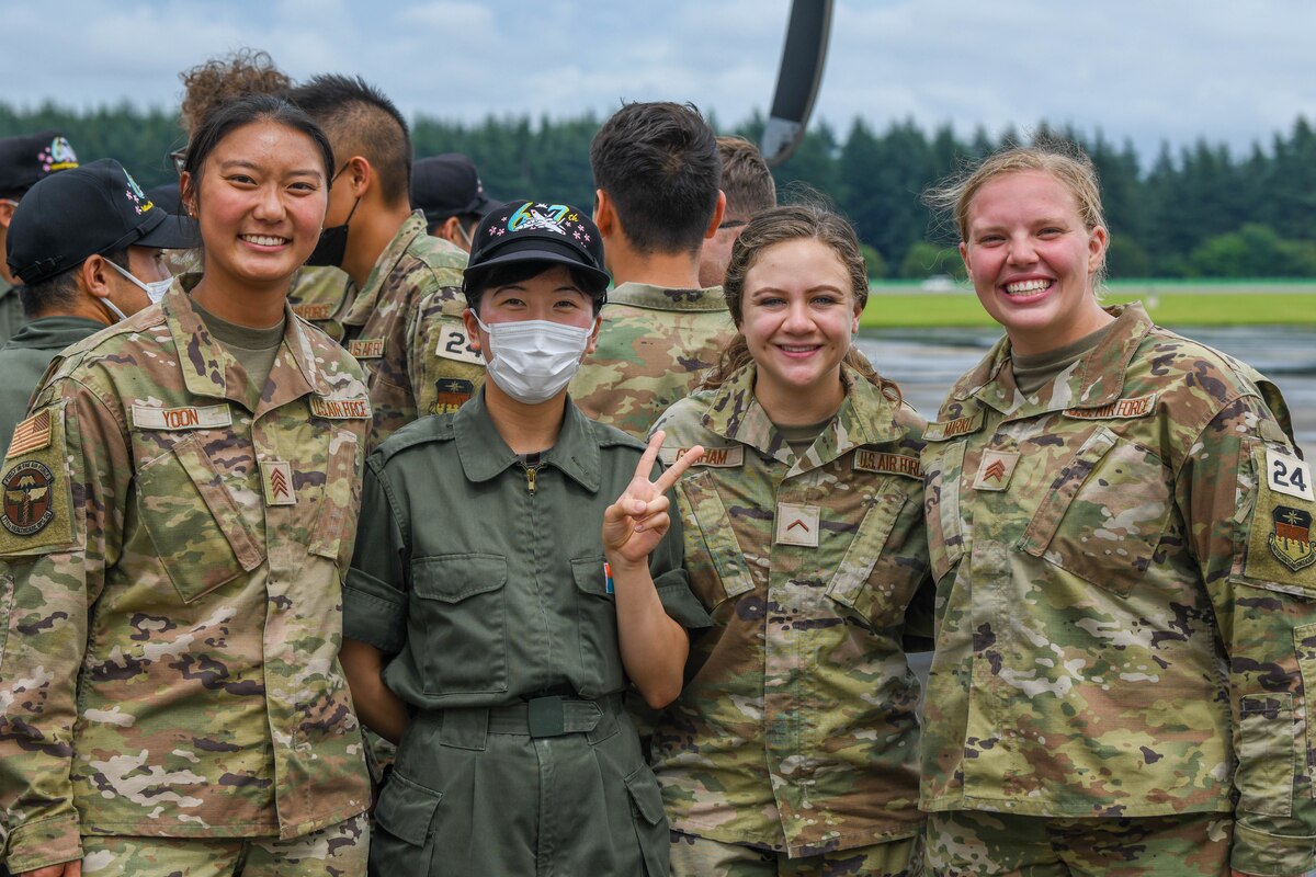 Air Cadets from National Defense Academy of Japan tour aircraft at ...