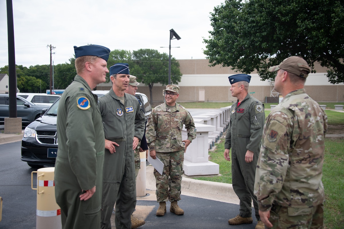 10 AF commander visits future 5th generation fighter wing > 301st ...