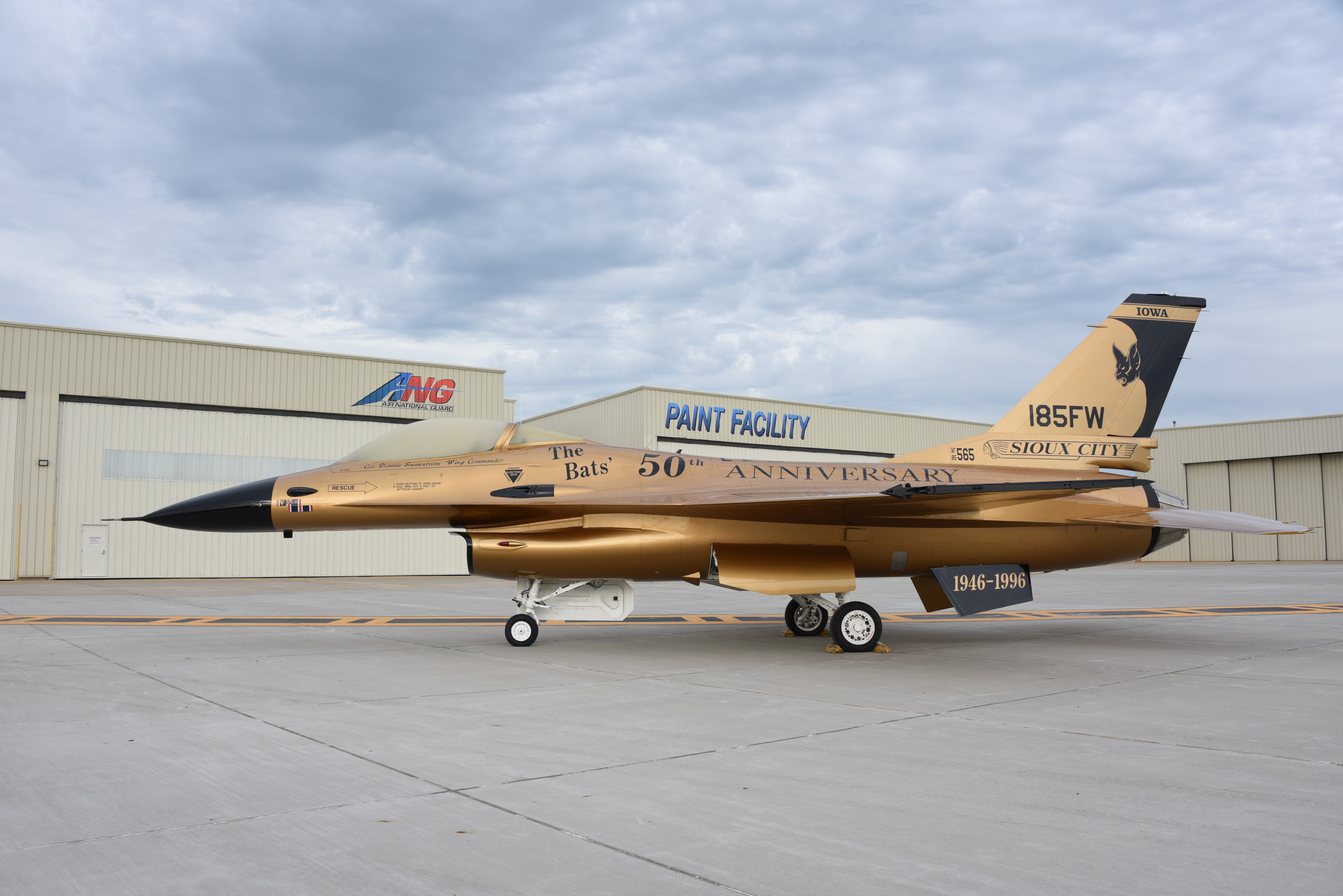 Yes it’s gold! Iowa ANG gold F-16 remake celebrates ANG history > 185th ...