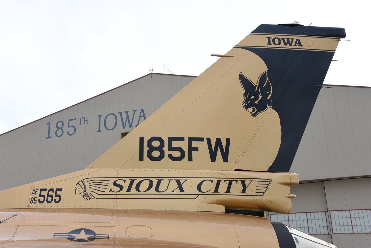 Yes it’s gold! Iowa ANG gold F-16 remake celebrates ANG history > Air ...