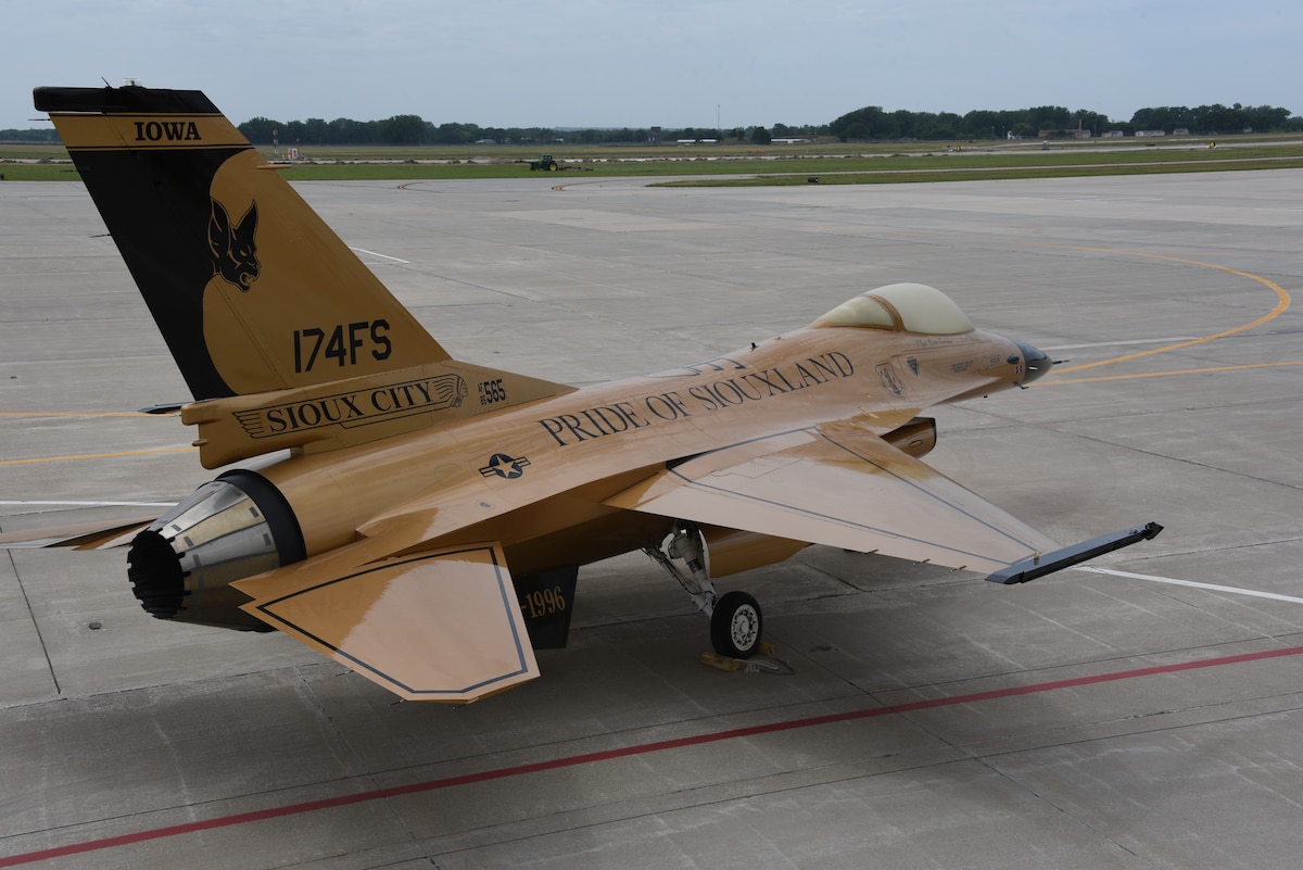 Yes it’s gold! Iowa ANG gold F-16 remake celebrates ANG history > Air ...