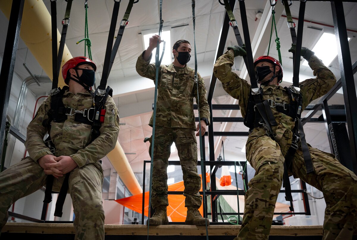 Emergency Parachute Training: Learning to stick the landing > Hurlburt ...