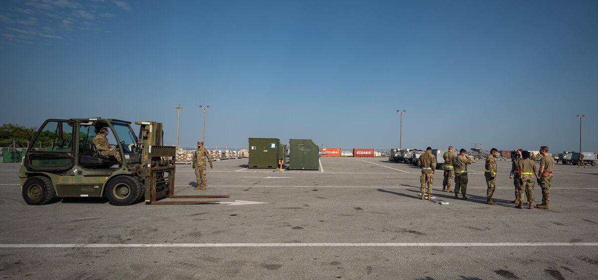 18th LRS conducts routine training > Kadena Air Base > News