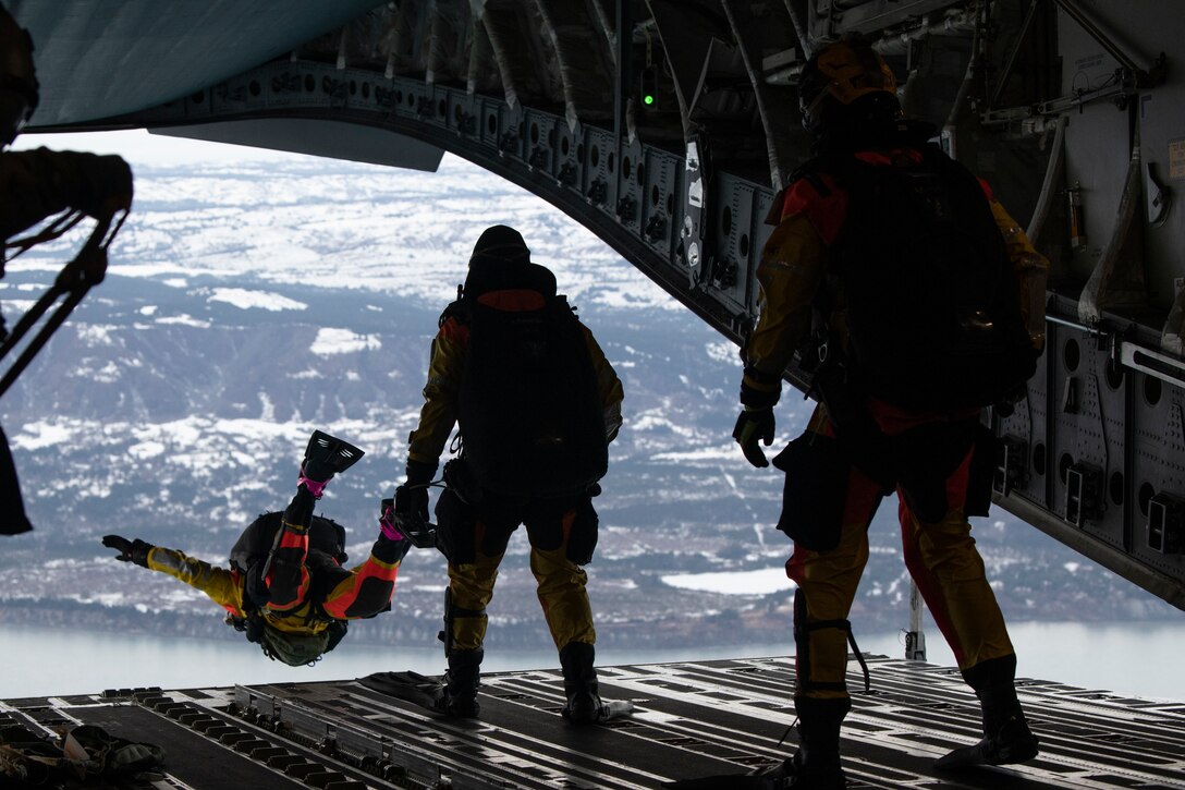 AKANG conducts water rescue training