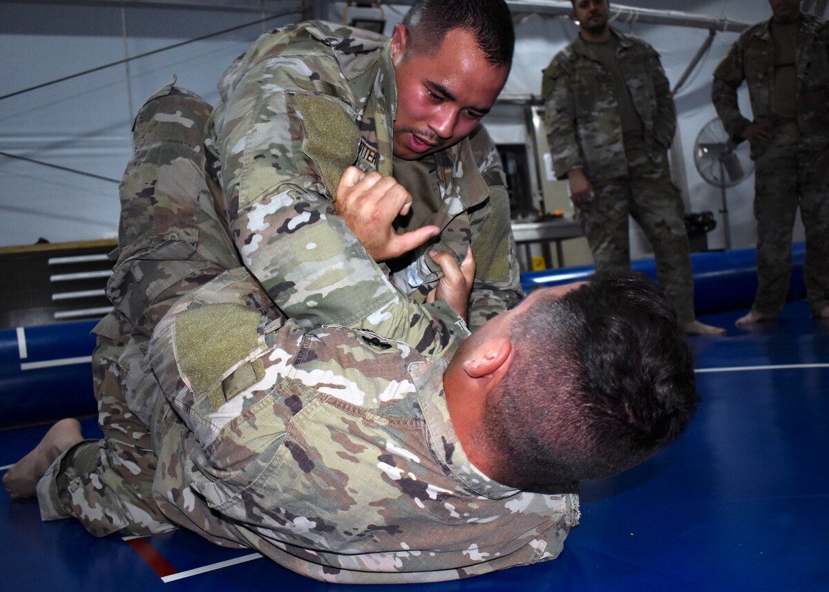 Airmen, Soldiers Team for Combatives Training at ADAB > U.S. Air Forces ...