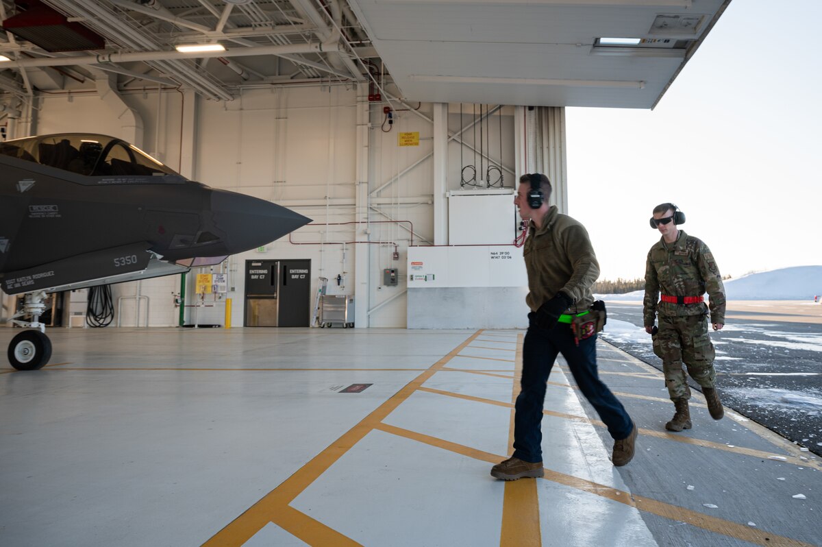 Crew chief for a day > Eielson Air Force Base > Display