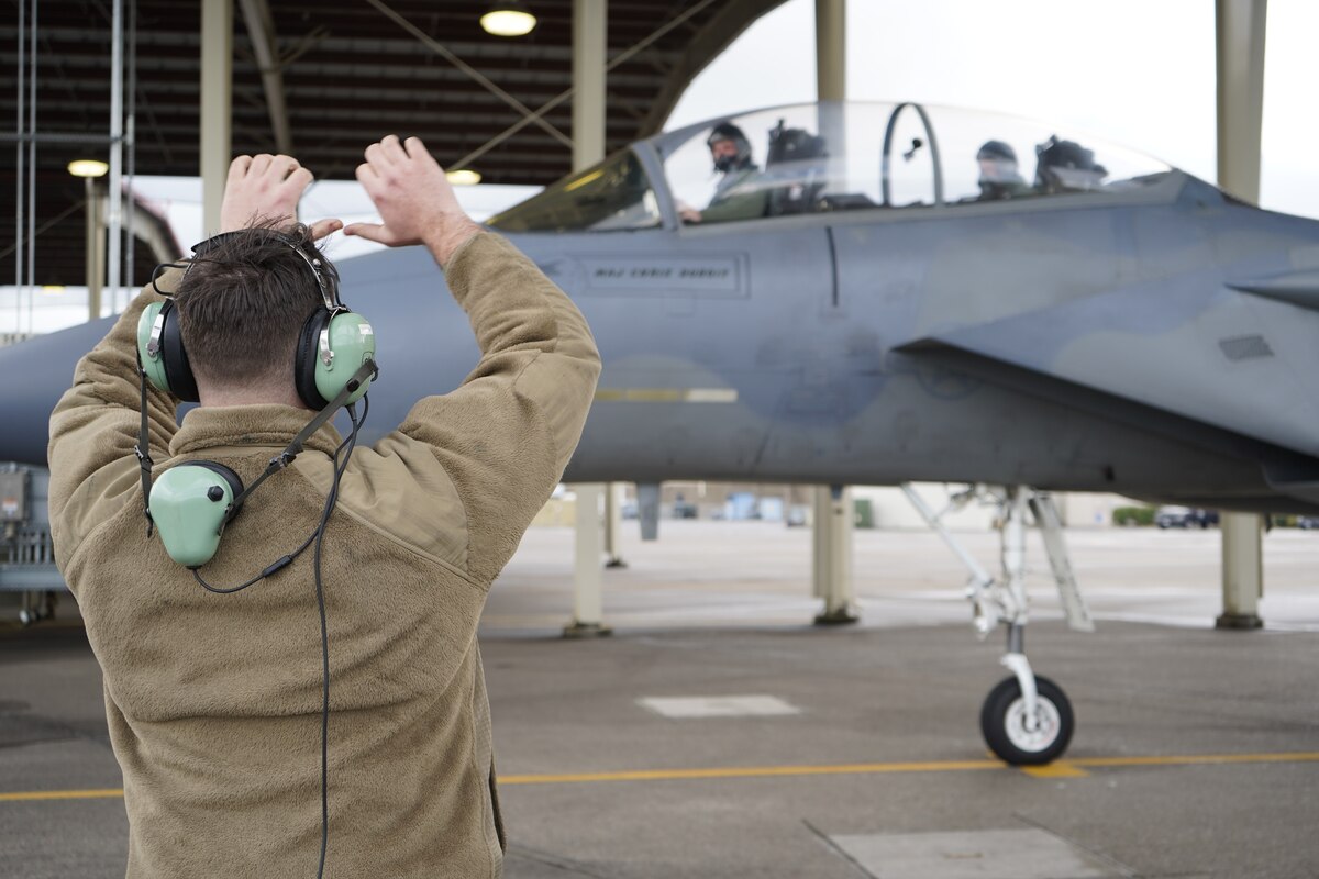 CNGB visits Portland ANG Base > 142nd Wing > Article Display