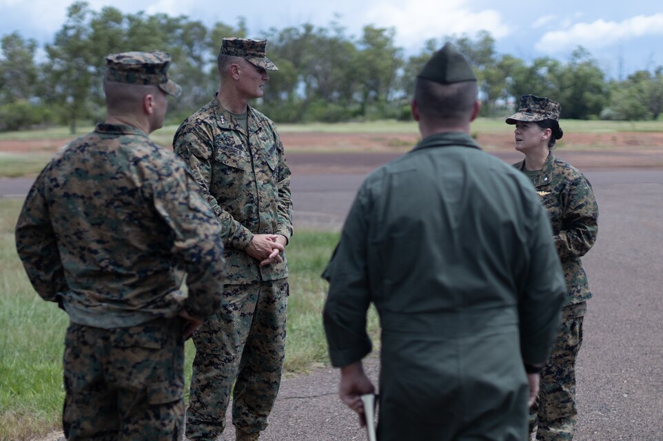 COMMANDER, U.S. MARINE CORPS FORCES, PACIFIC, VISITS AUSTRALIA > U.S ...