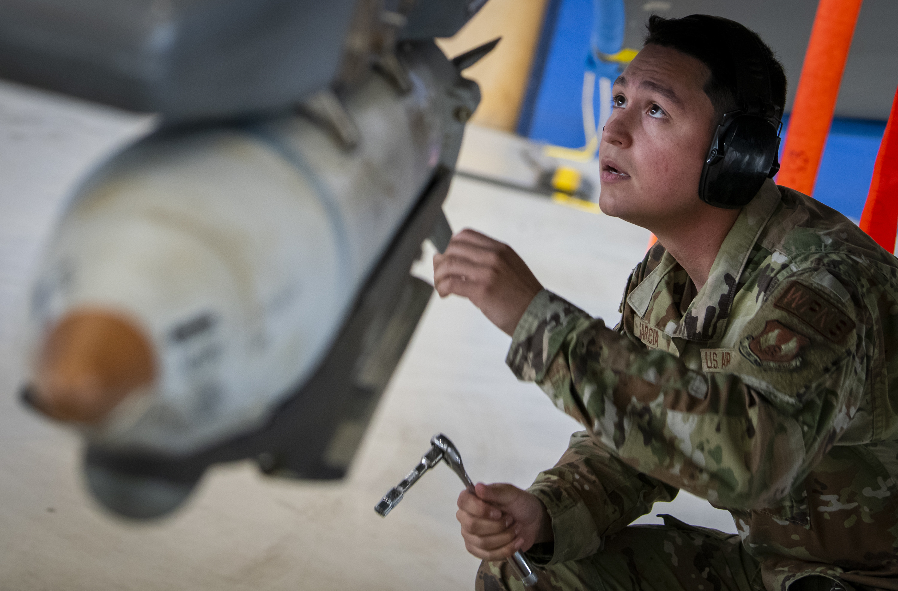Blue, Red battle to load weapons > Eglin Air Force Base > Article Display