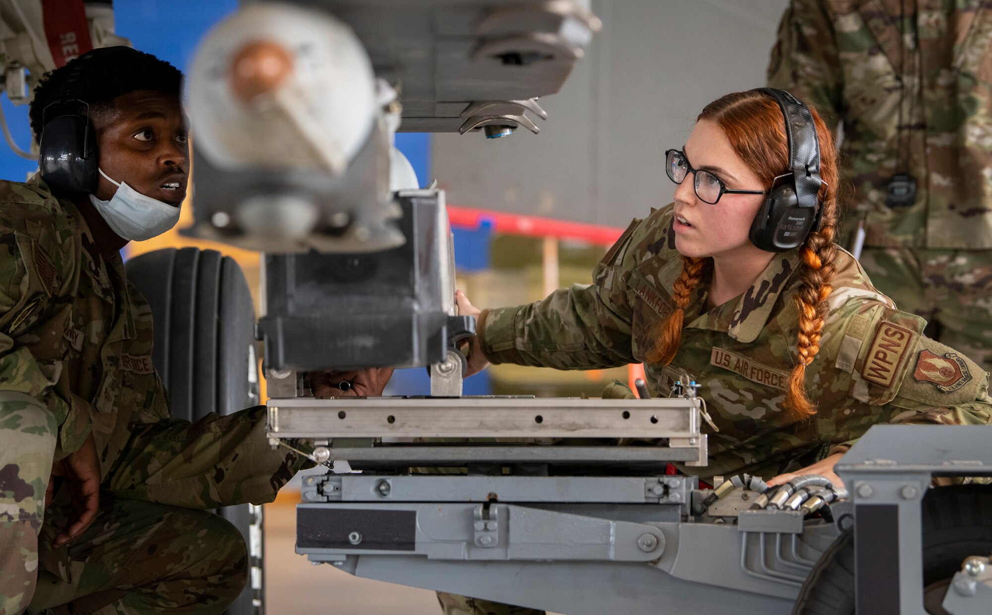 Blue, Red battle to load weapons > Eglin Air Force Base > Article Display