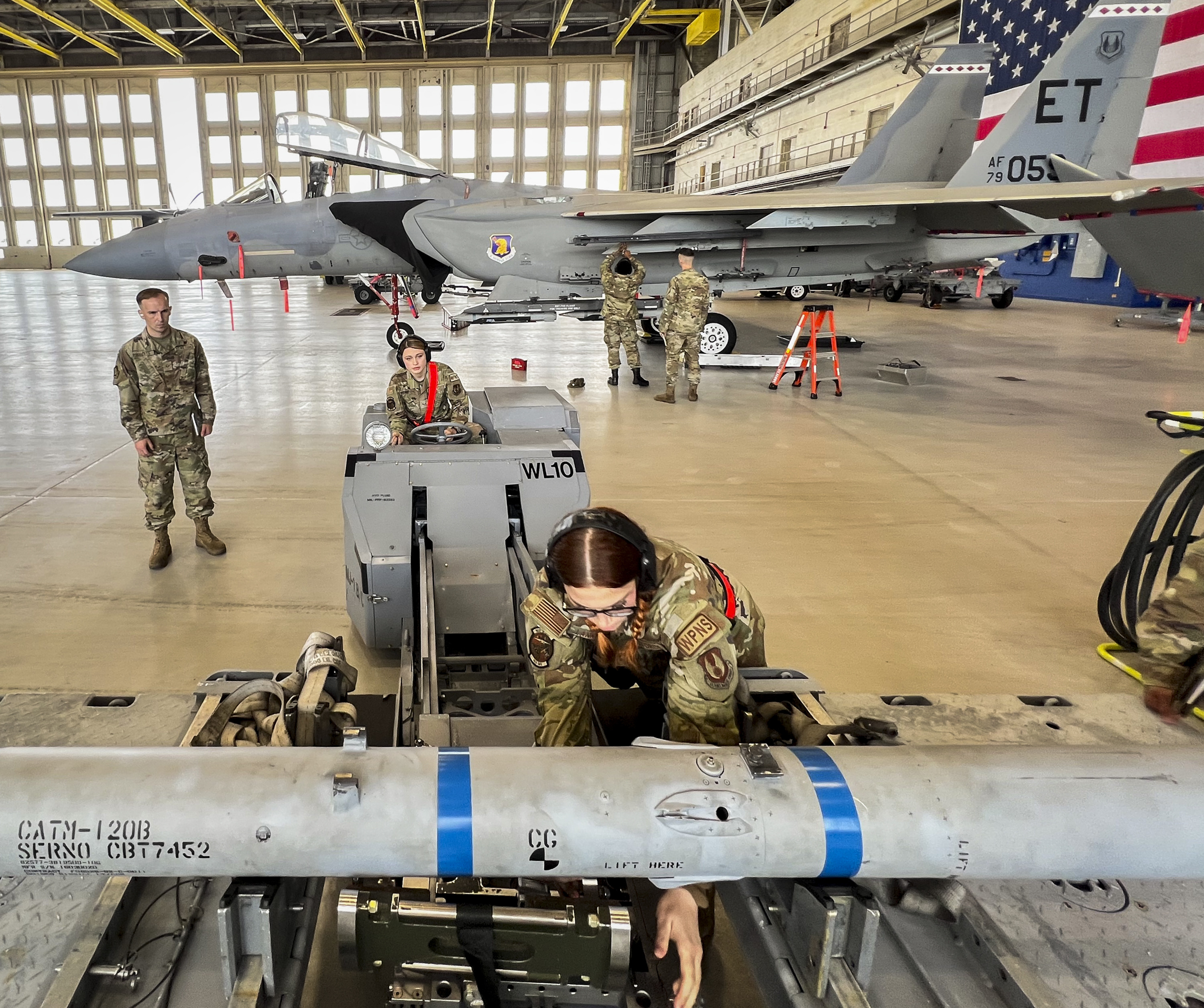 Blue, Red battle to load weapons > Eglin Air Force Base > Article Display