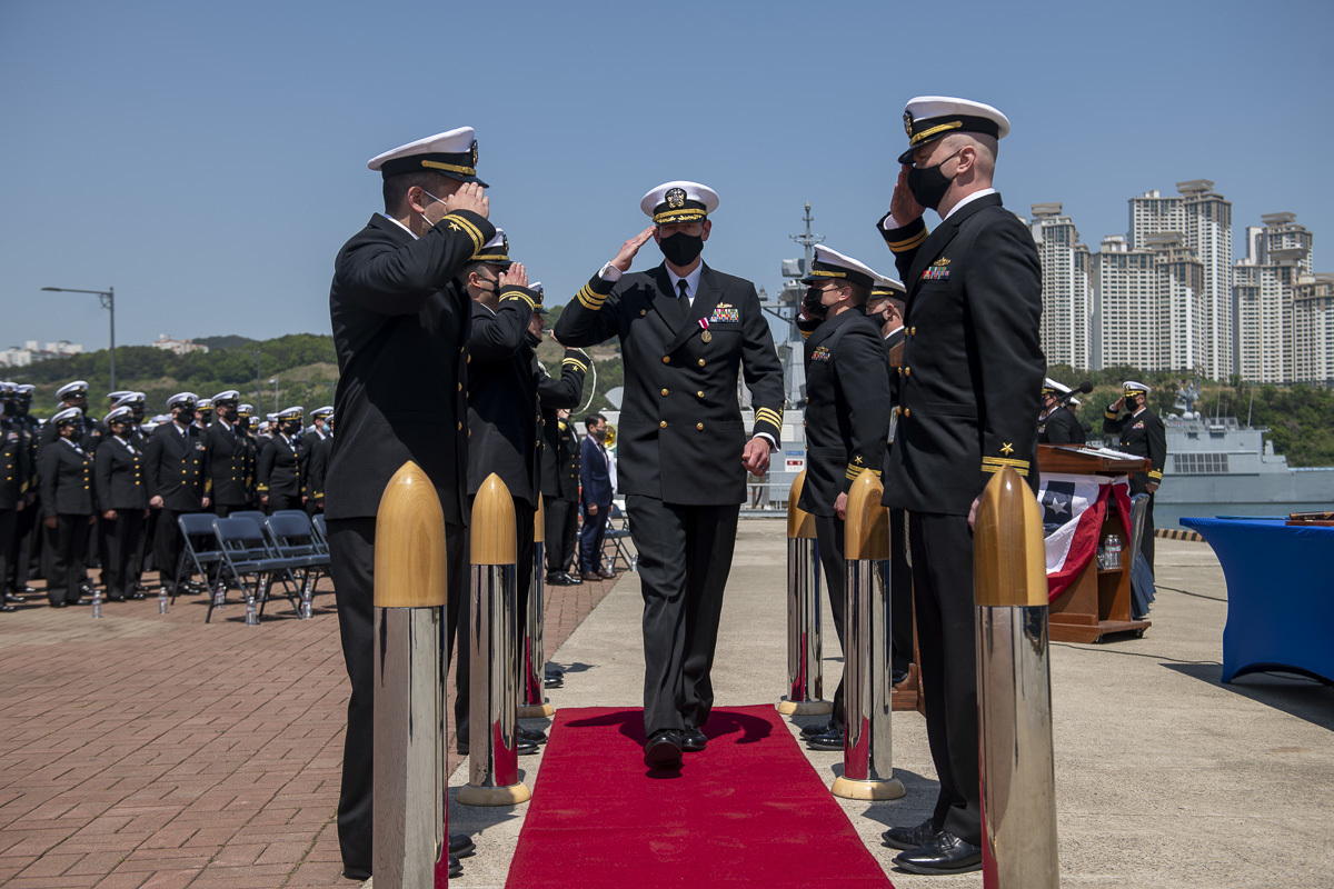 USS Sampson Change of Command > Commander, U.S. 7th Fleet > Display