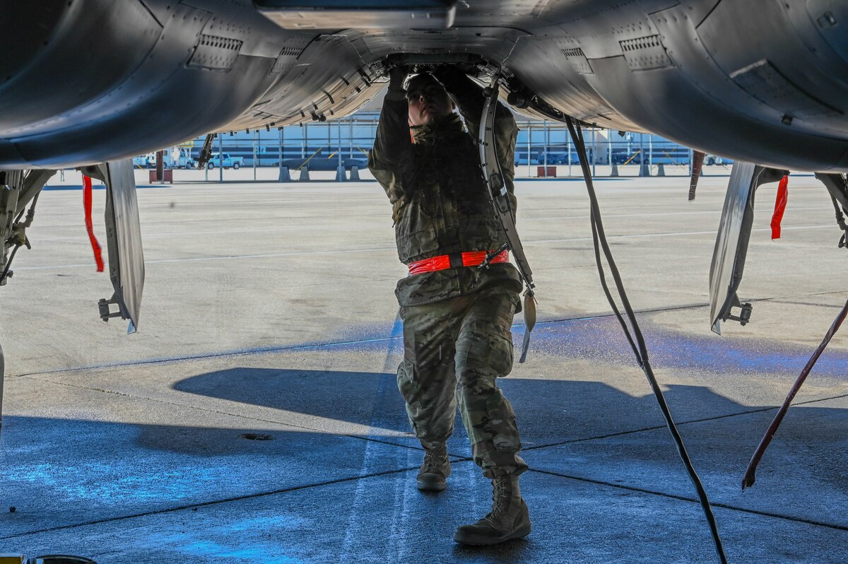333rd FGS maintenance on the flight line > Seymour Johnson Air Force ...