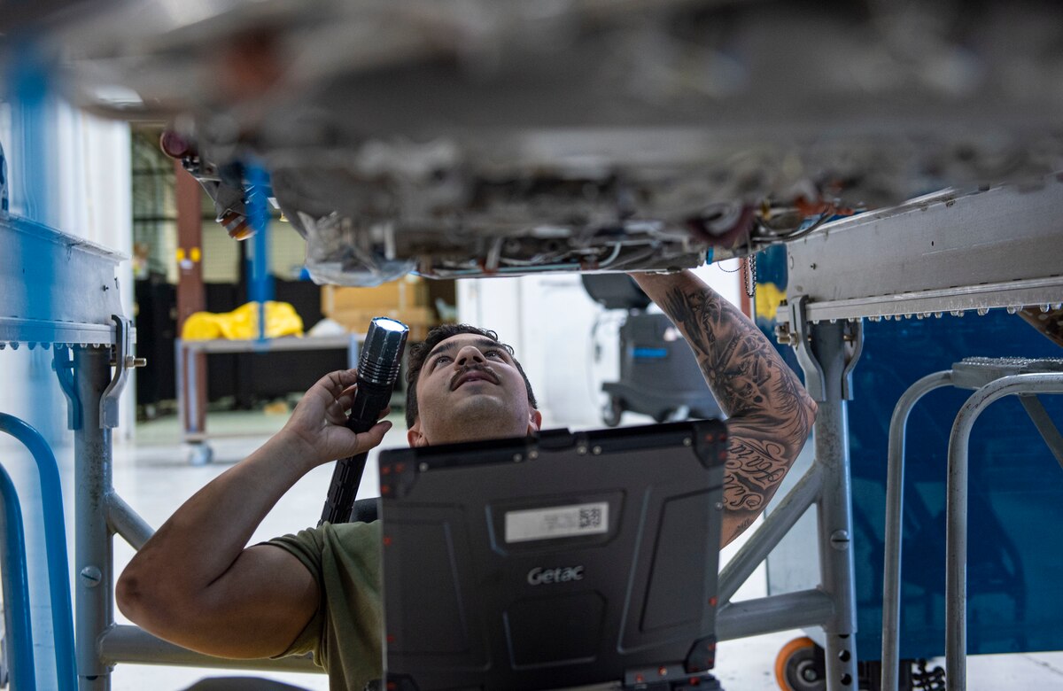 Aerospace Propulsion Airmen maintain jet engines > Seymour Johnson Air ...