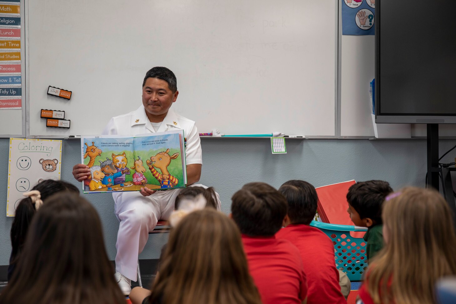 Makin Island Sailors Read to Students > United States Navy > News Stories